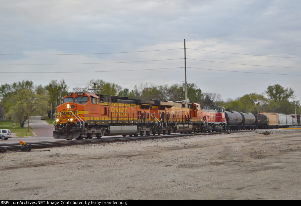 BNSF 4024 brings in the TULGAL with a LTEX mp15ac